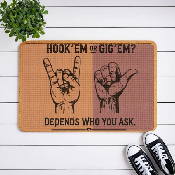 House Divided Hook ’Em vs Gig ’Em Rubber Door Mat | Jane.com
